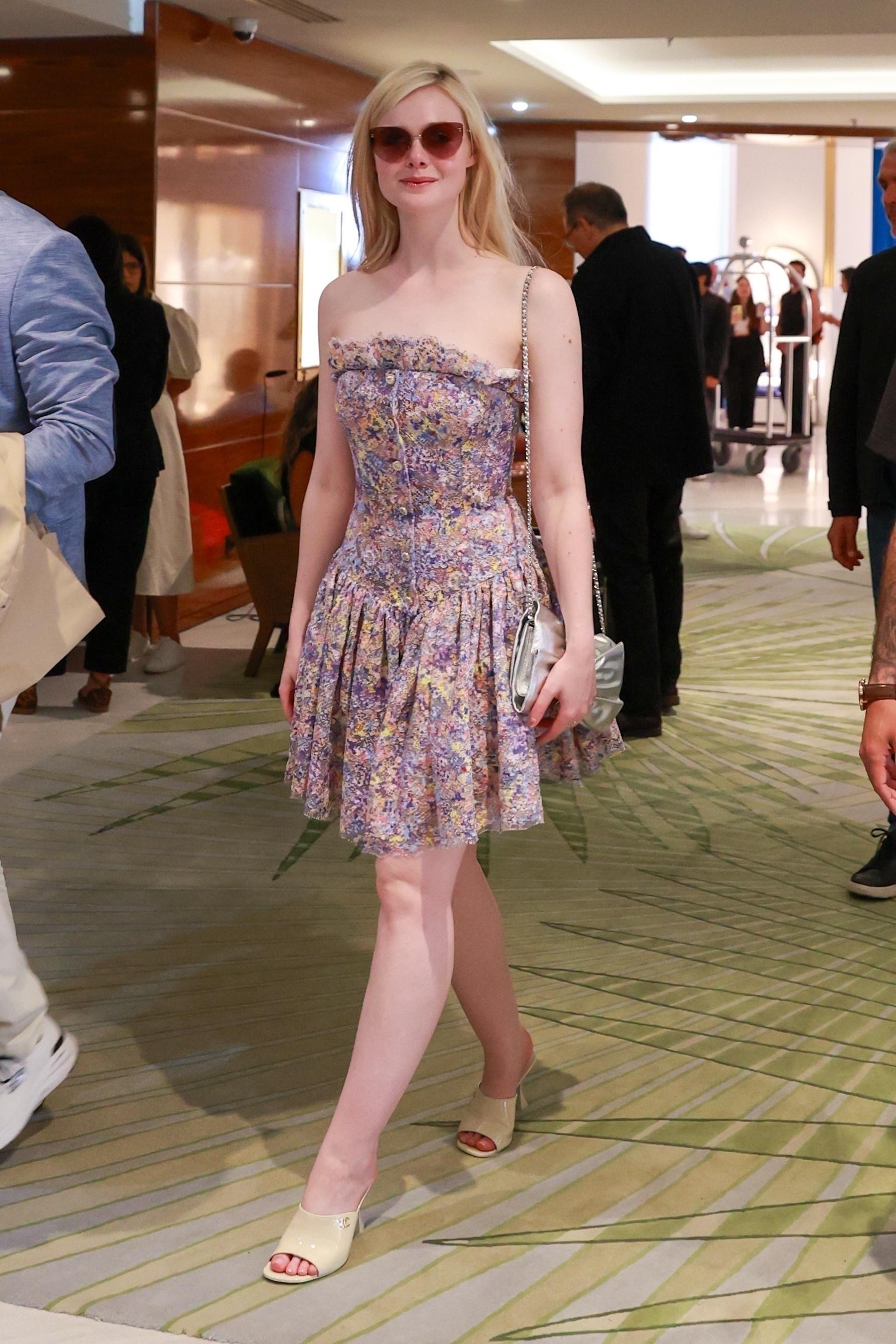 The best Elle Fanning feet pictures 🤩
