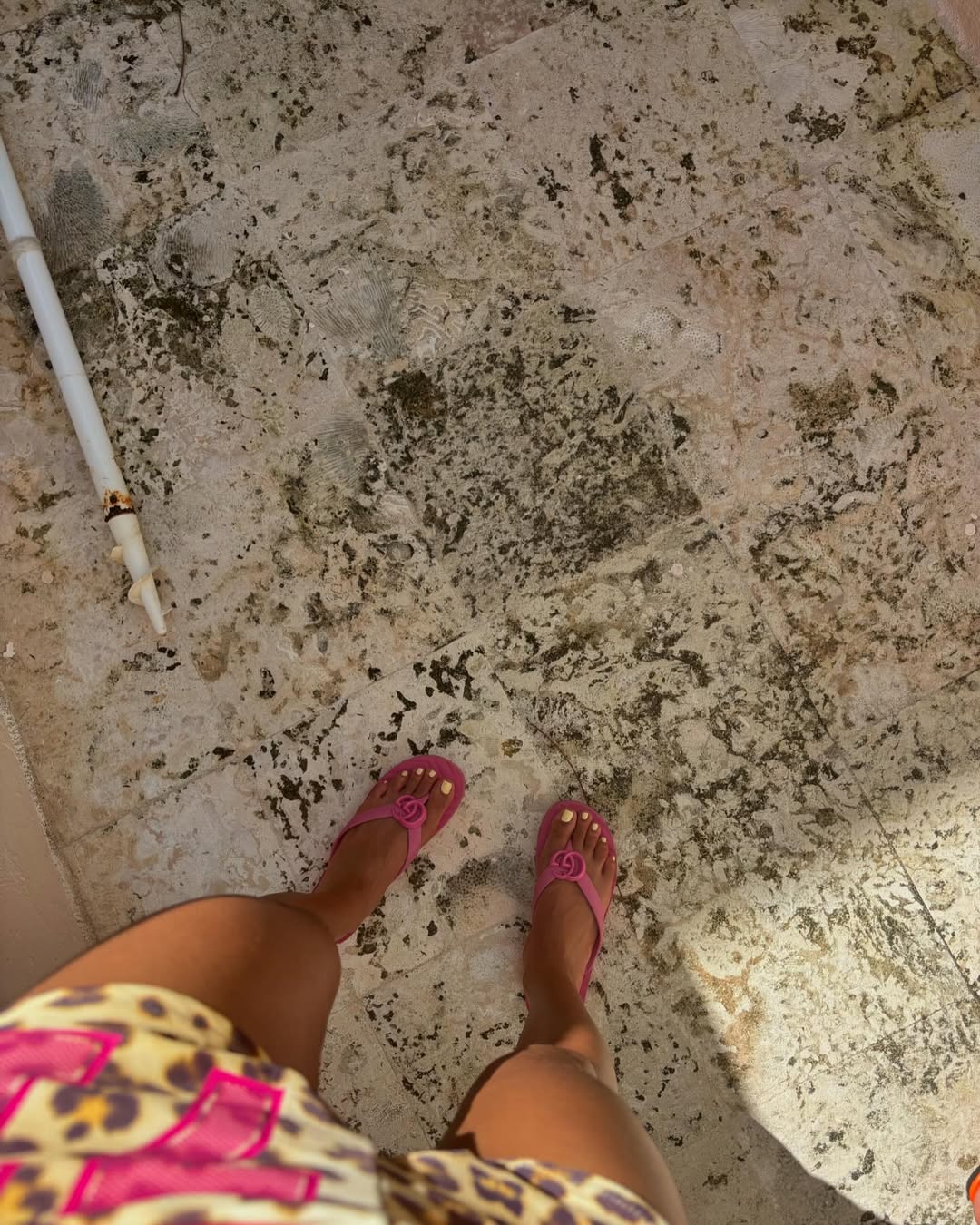 Alaya High's feet