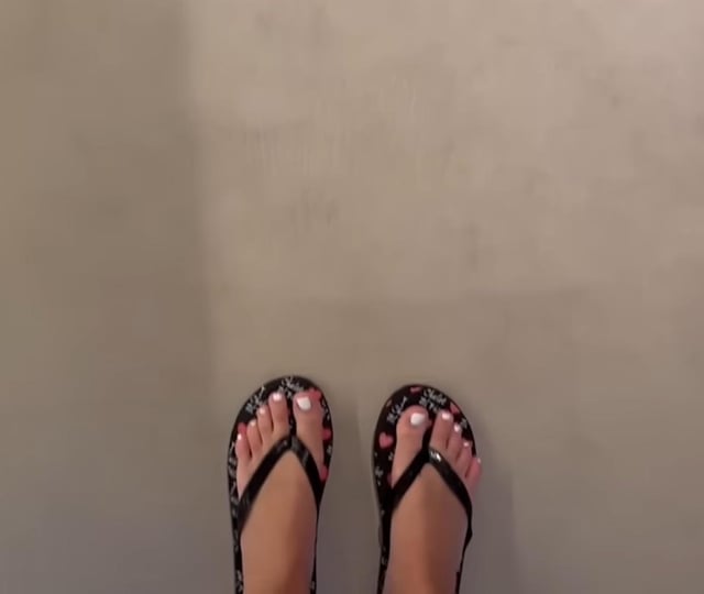 Alice Muzza's feet