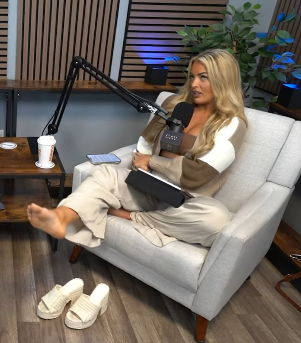 Amanda Saccomanno's feet