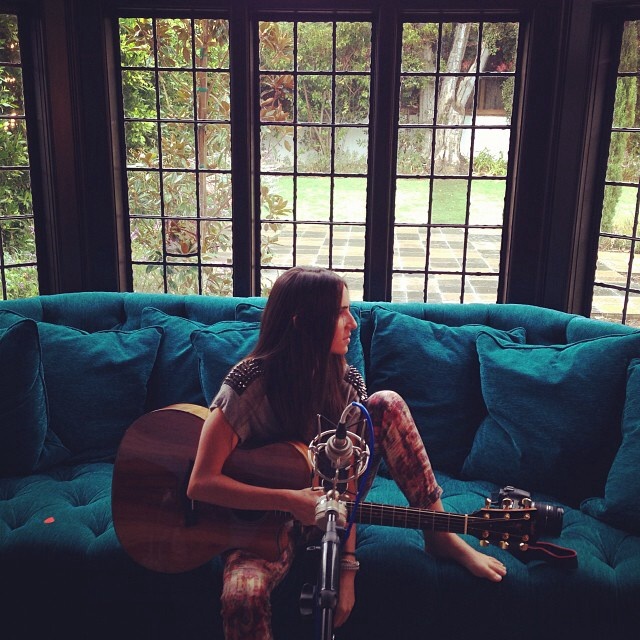 Ana Free singer - The MousePad