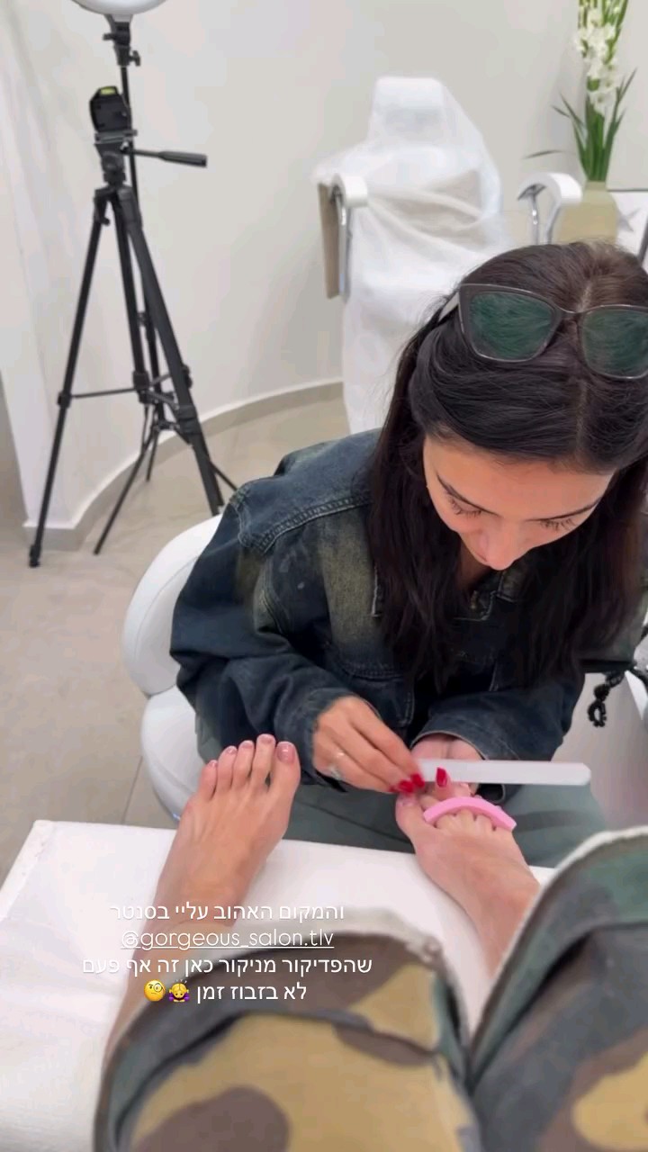 Anne Zivi's feet