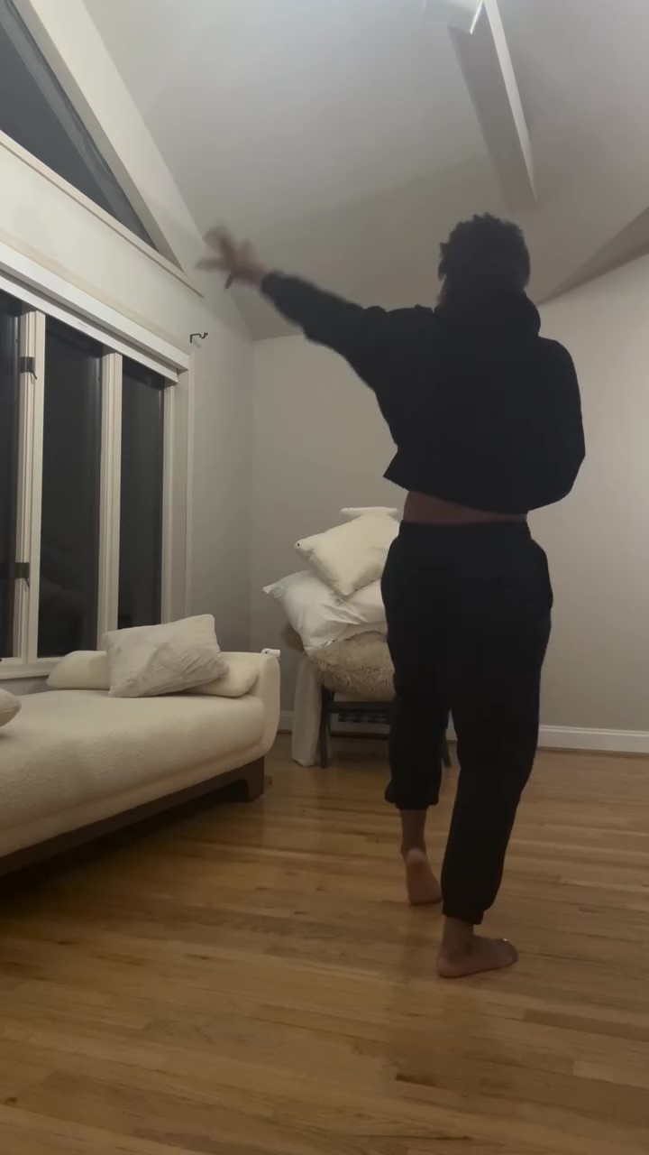 Ari Lennox's feet