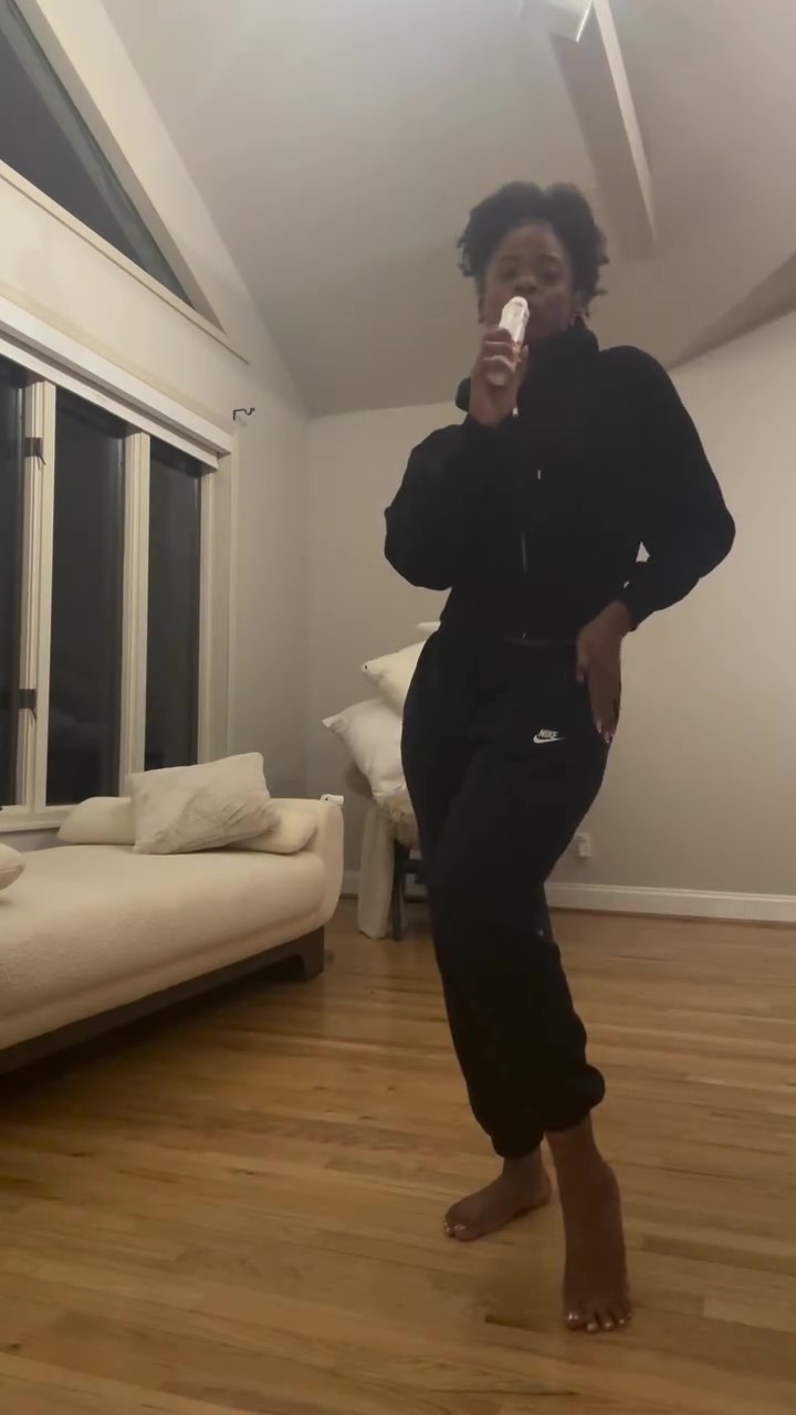 Ari Lennox's feet