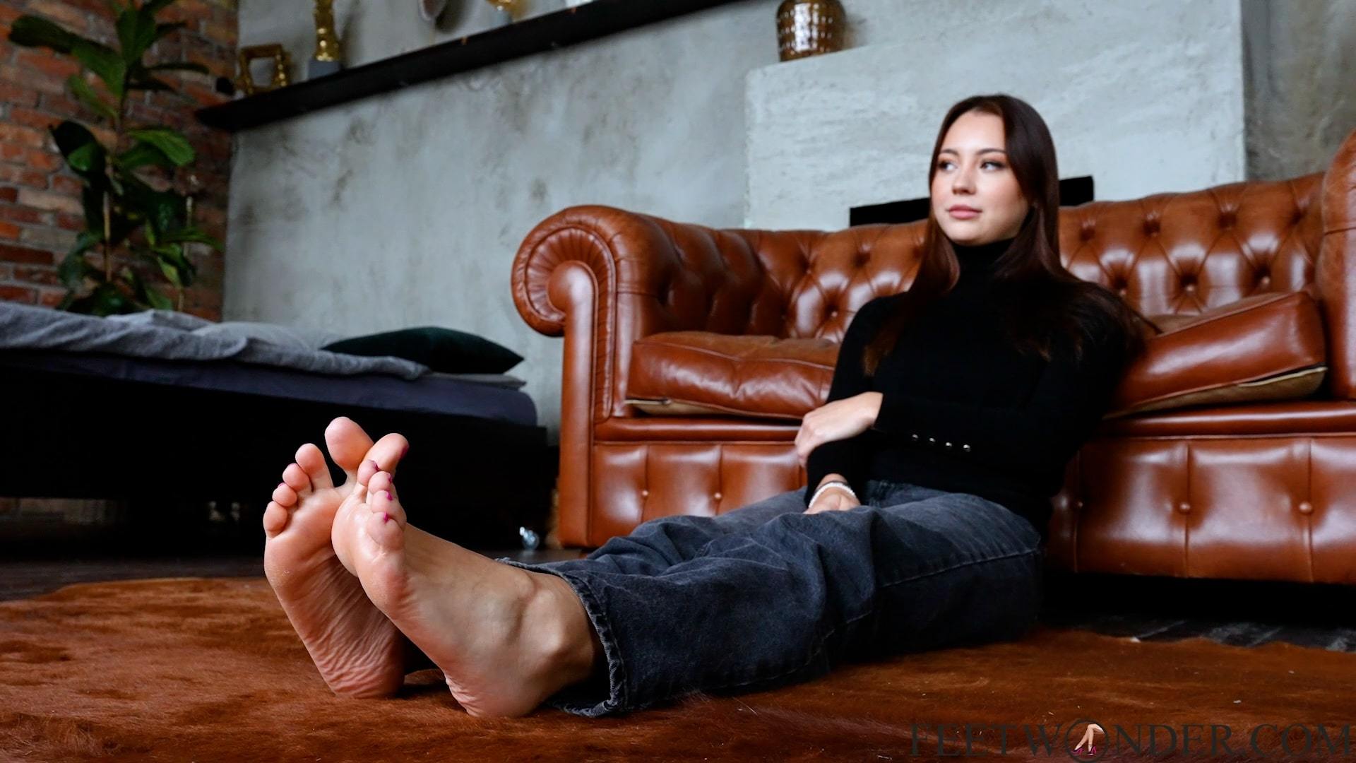 Ariana Regent's feet