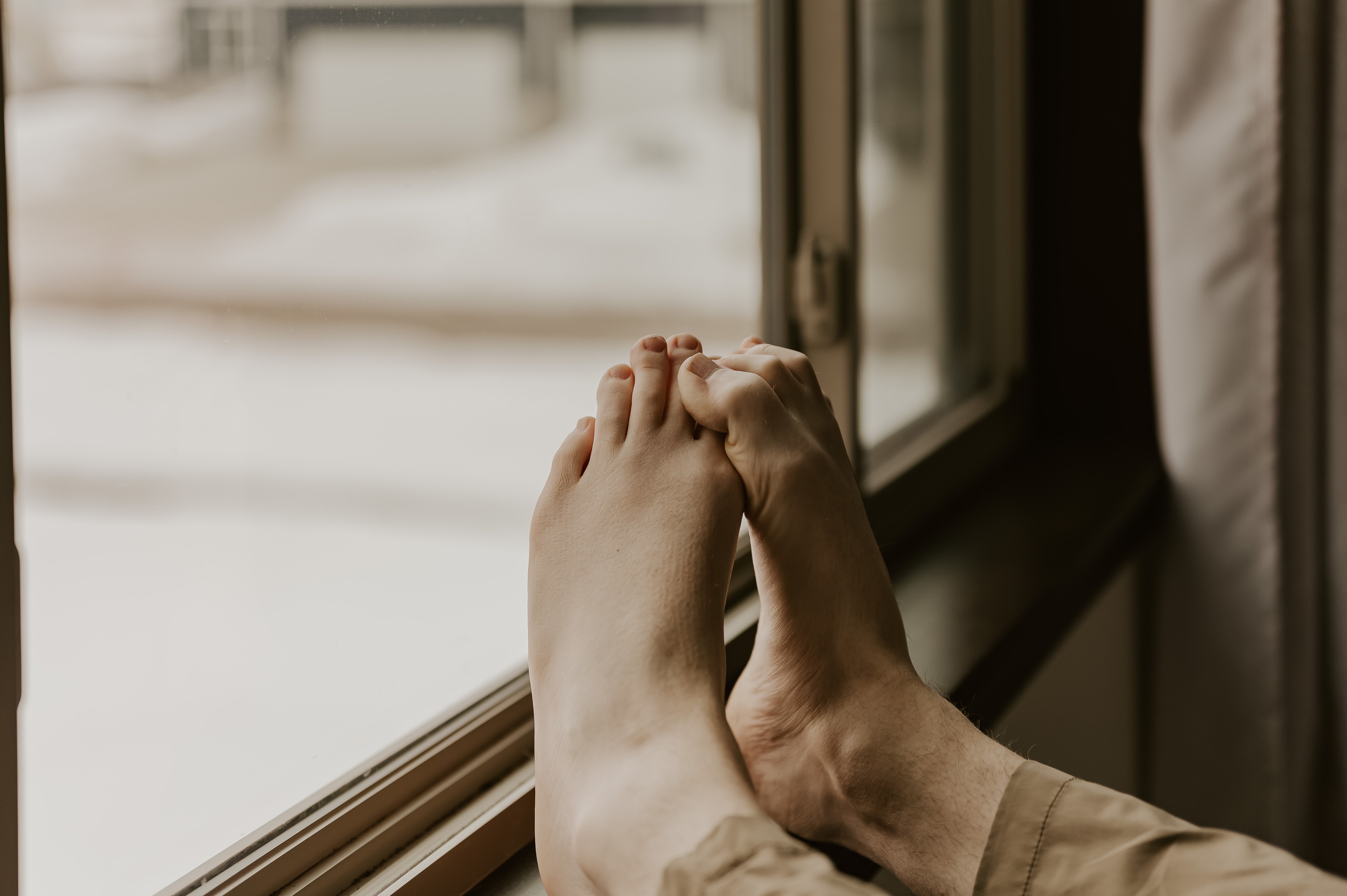 Austin O'Brien's feet