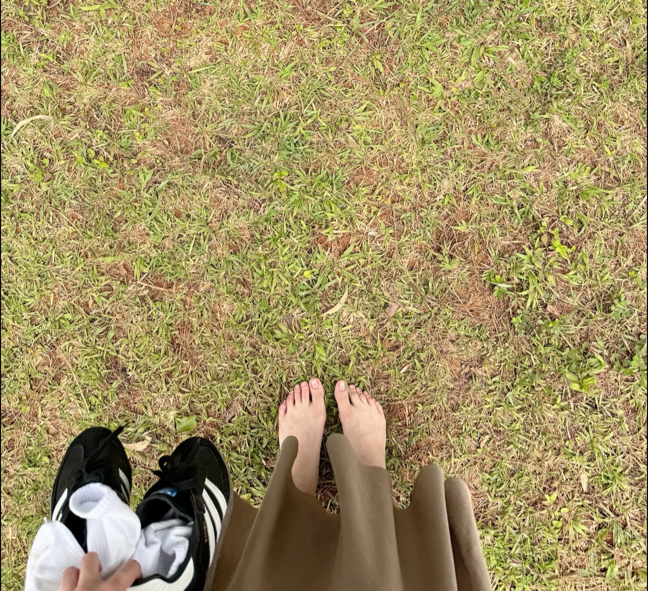 Azi Acosta's feet