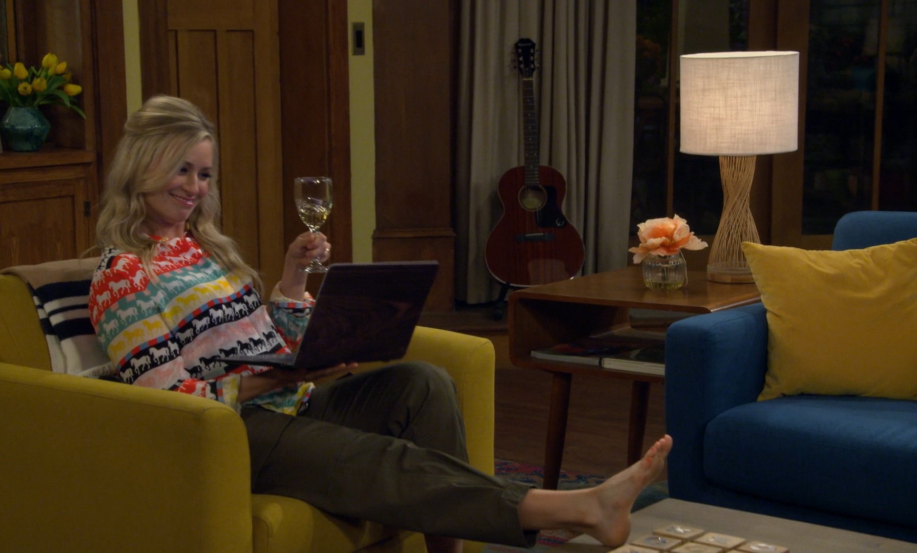 Beth Behrs's feet