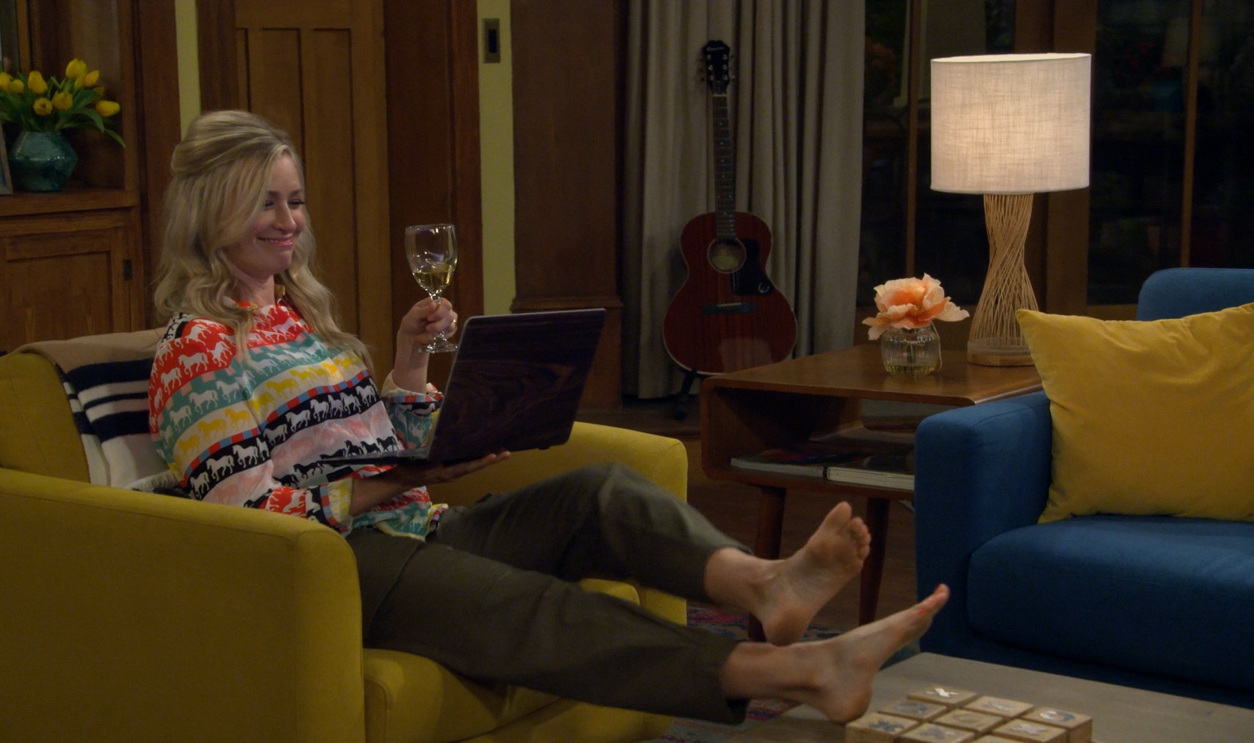 Beth Behrs's feet