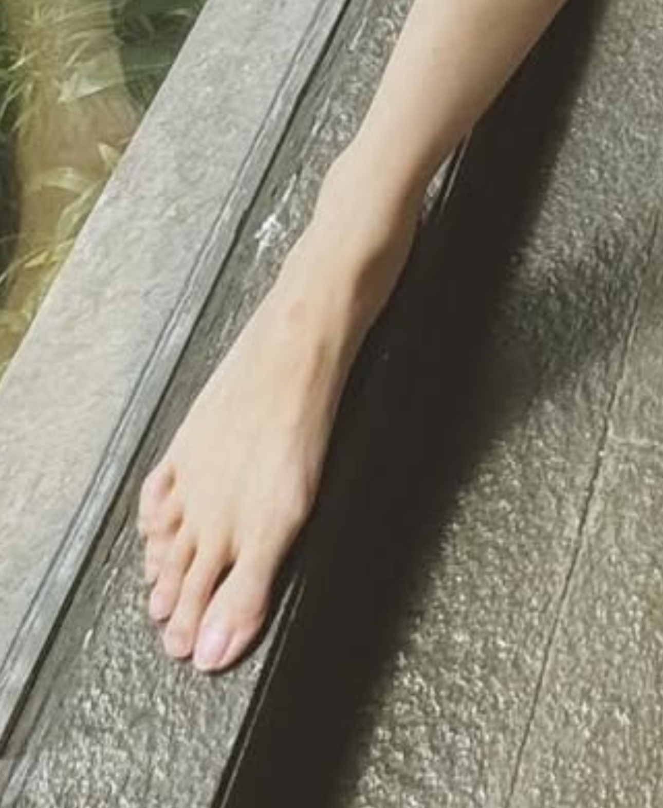 Bunga Citra Lestari's feet