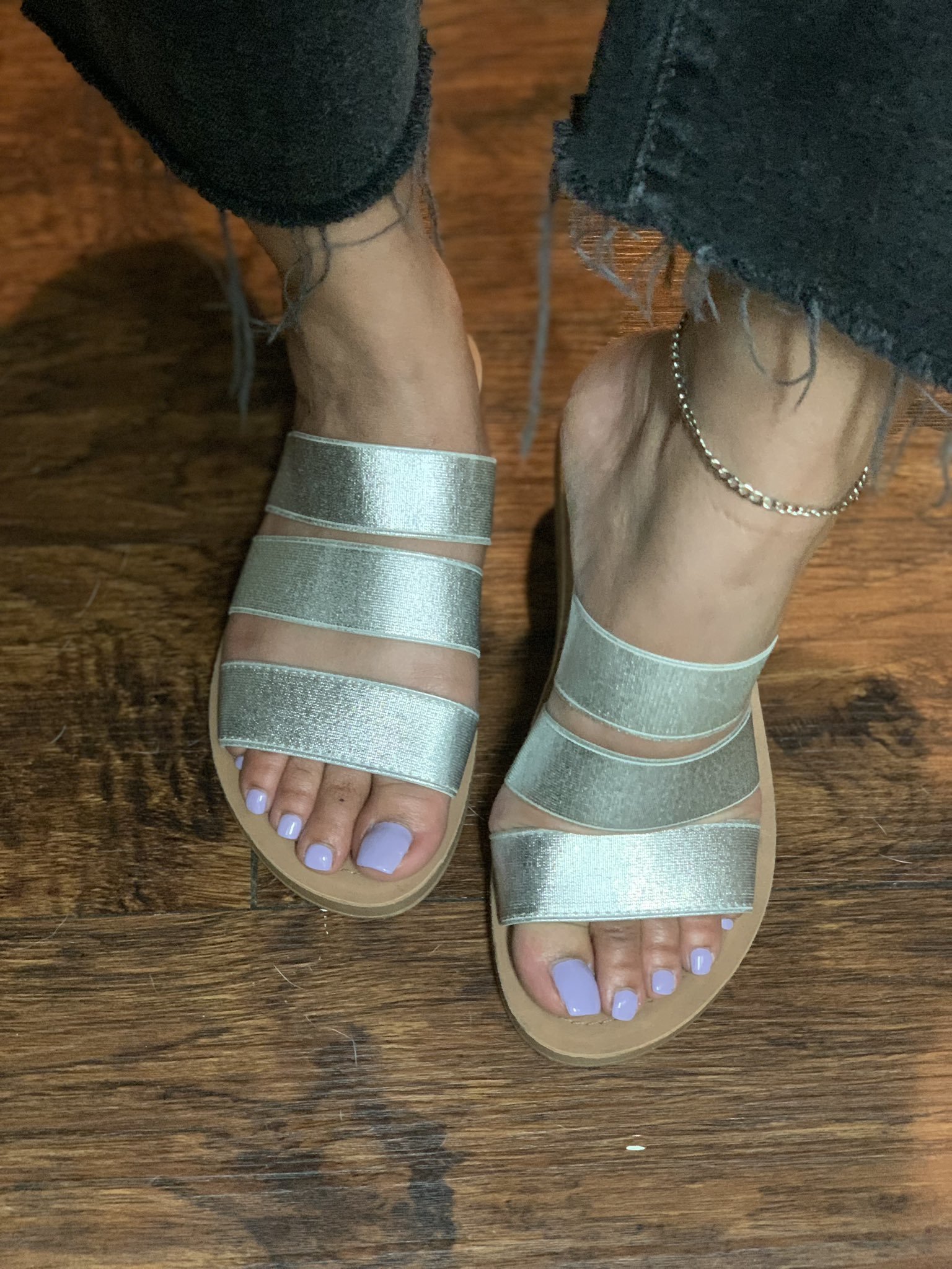 Cowgirl Peach's feet