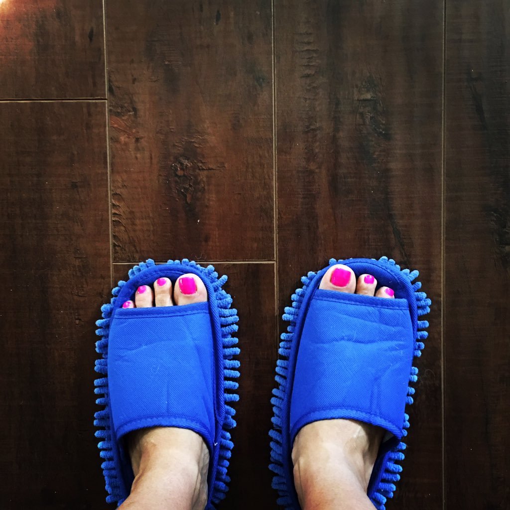 Cristela Alonzo's feet