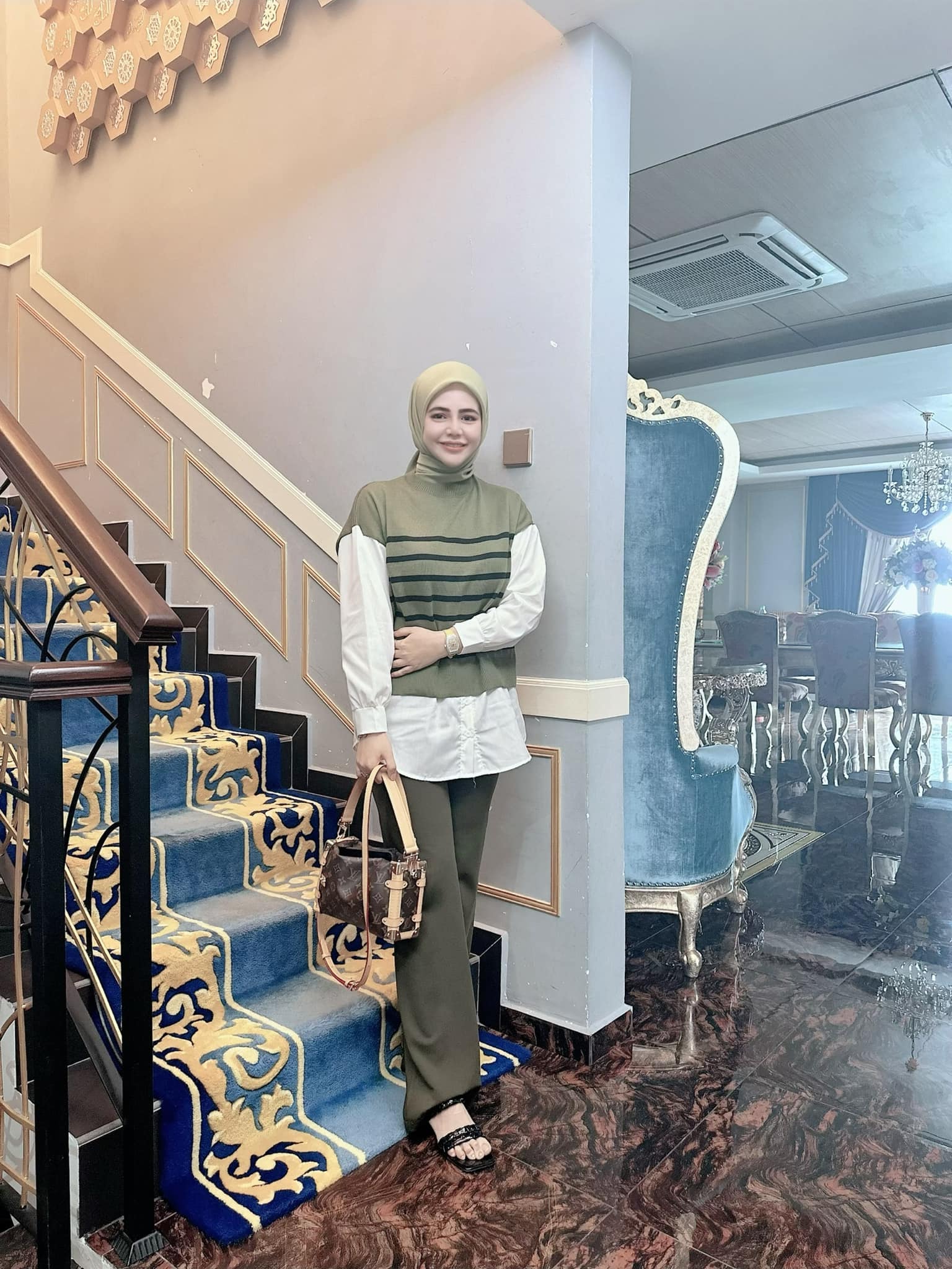 Datin Lyanaz Hassan's feet