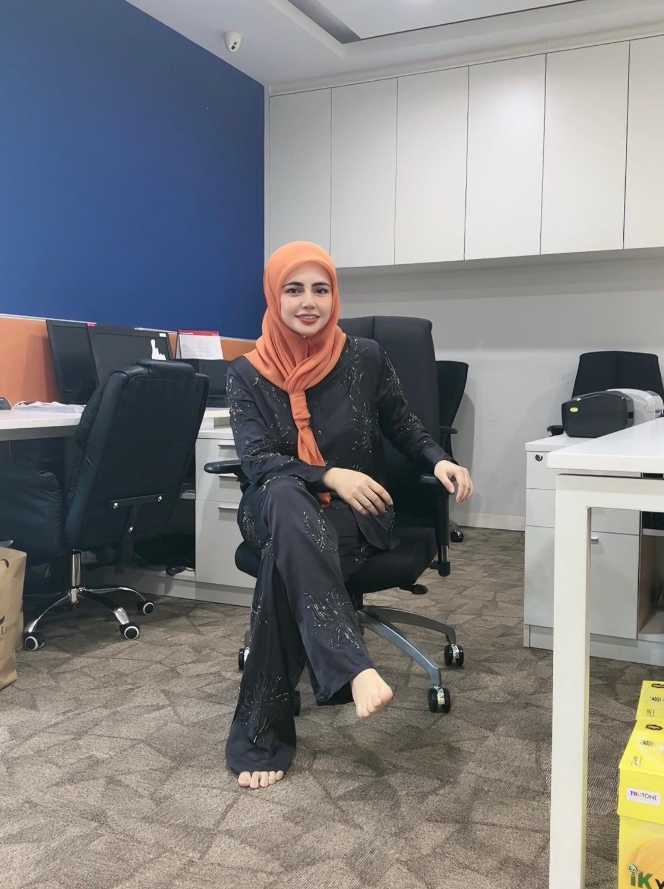 Datin Lyanaz Hassan's feet