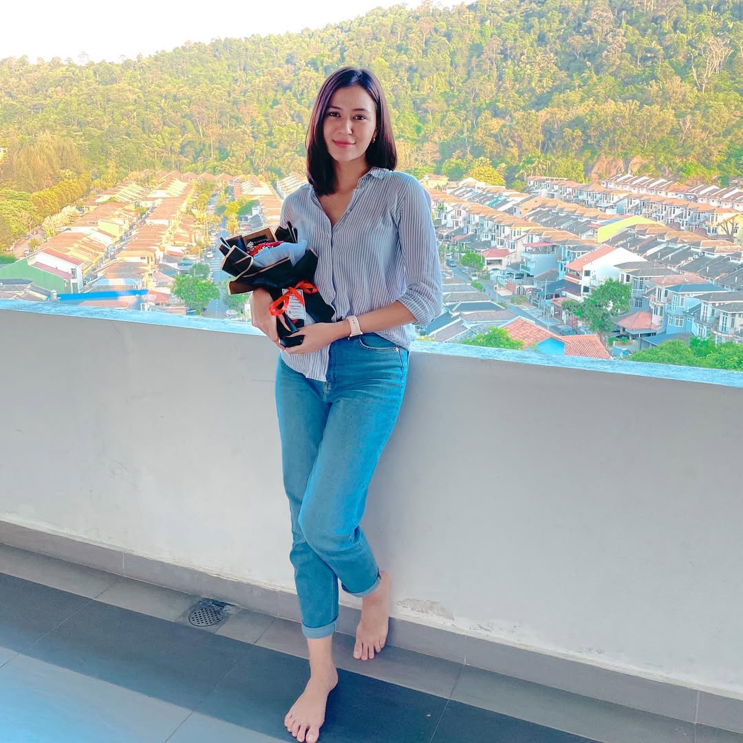 Dayang Areeda's feet