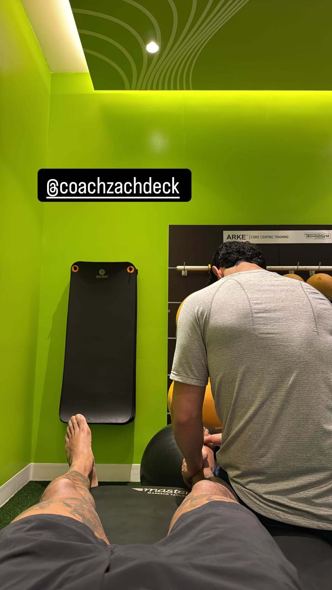 DeShon Elliott's feet
