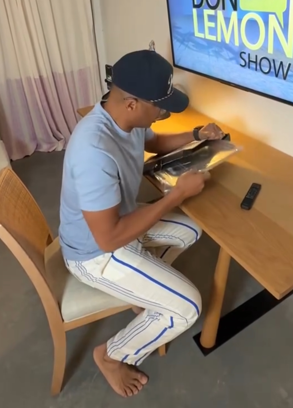 Don Lemon's feet