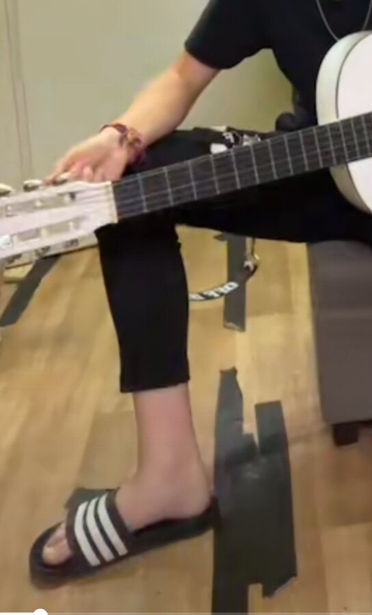 Dylen Dror's feet