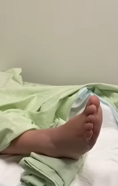 Dylen Dror's feet