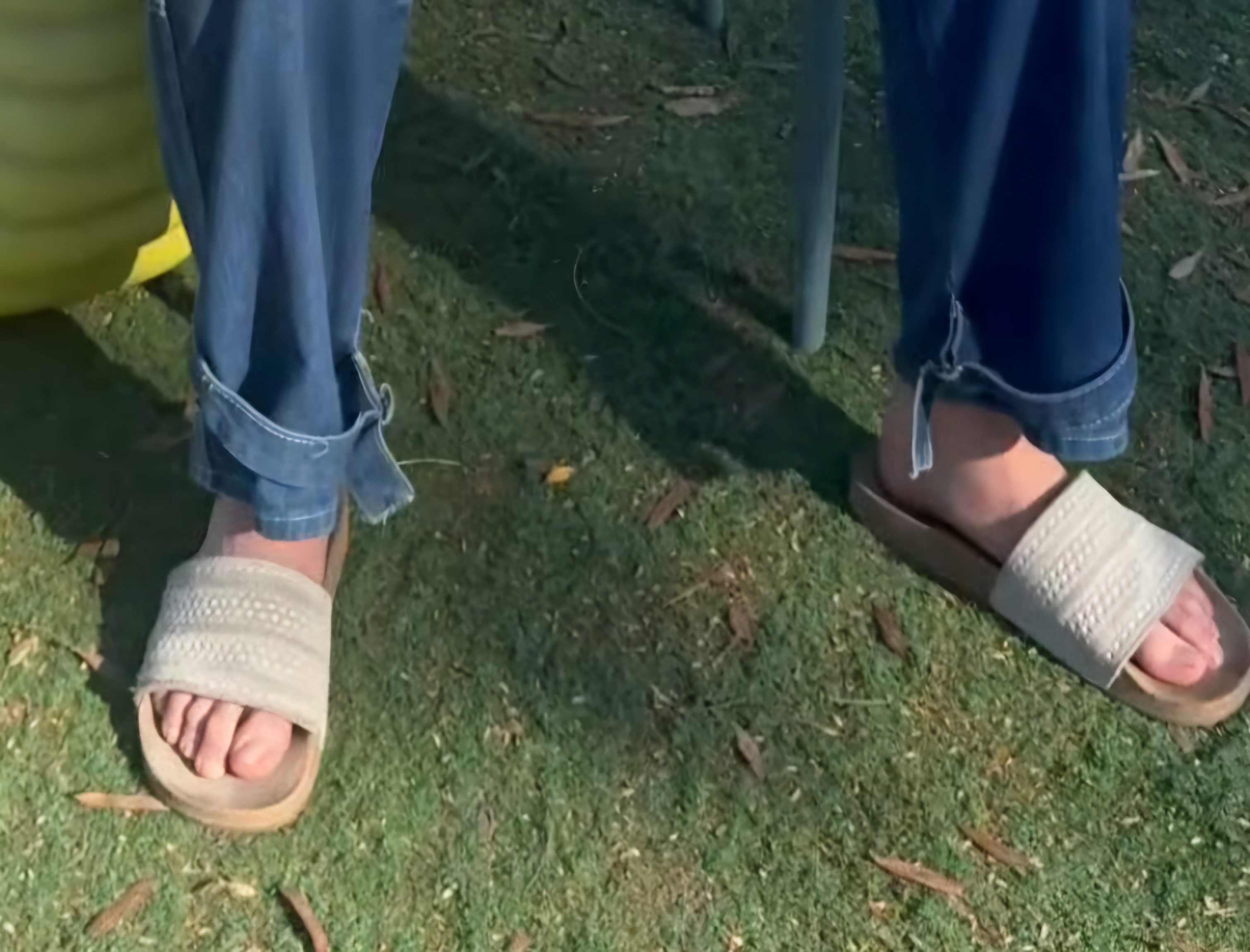 Dylen Dror's feet