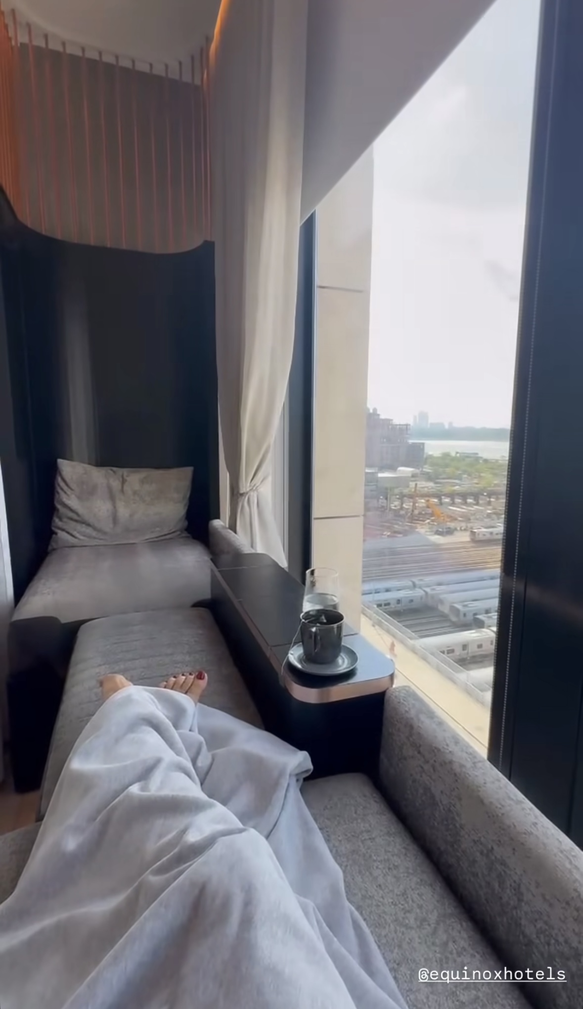 Ekin-Su Cülcüloglu's feet