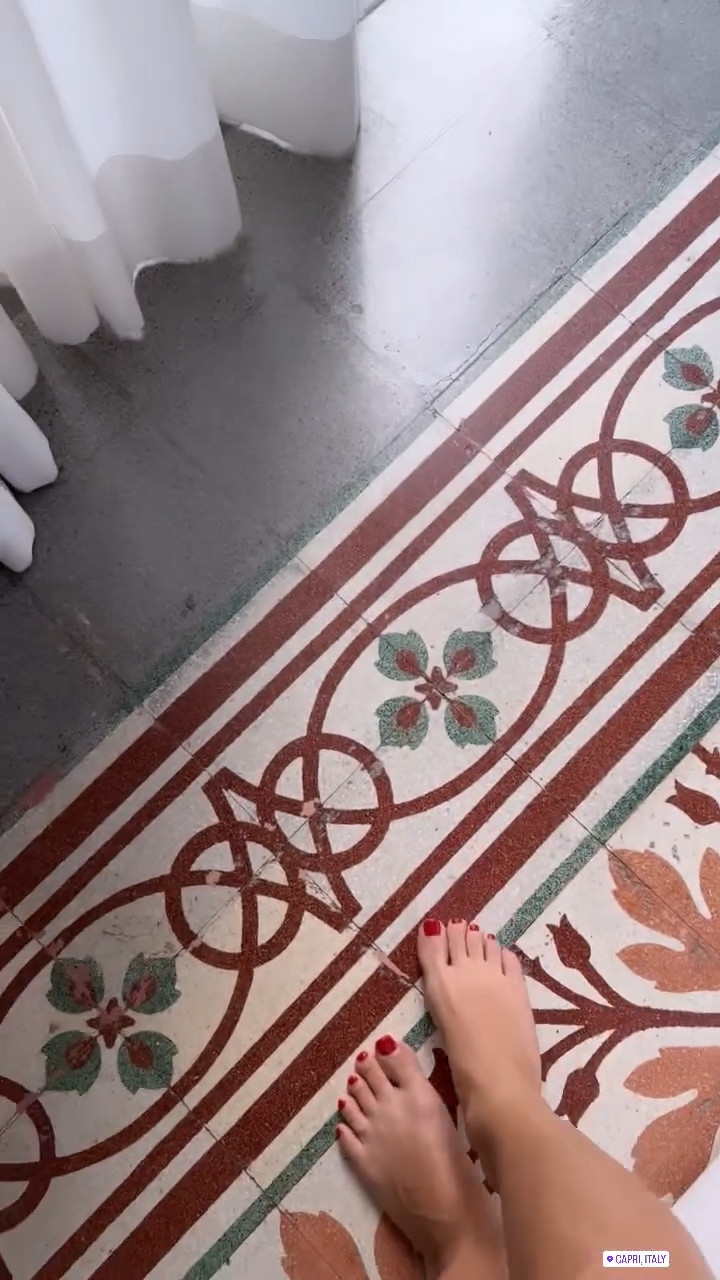 Eliza Dan's feet