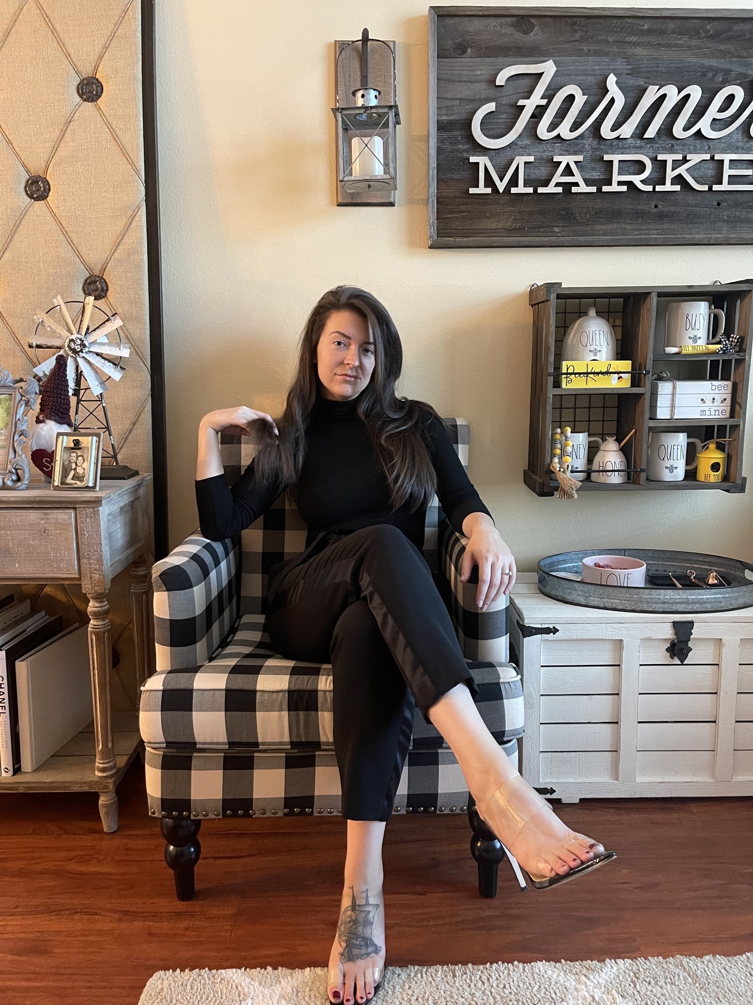 Elizabeth Skylar's feet