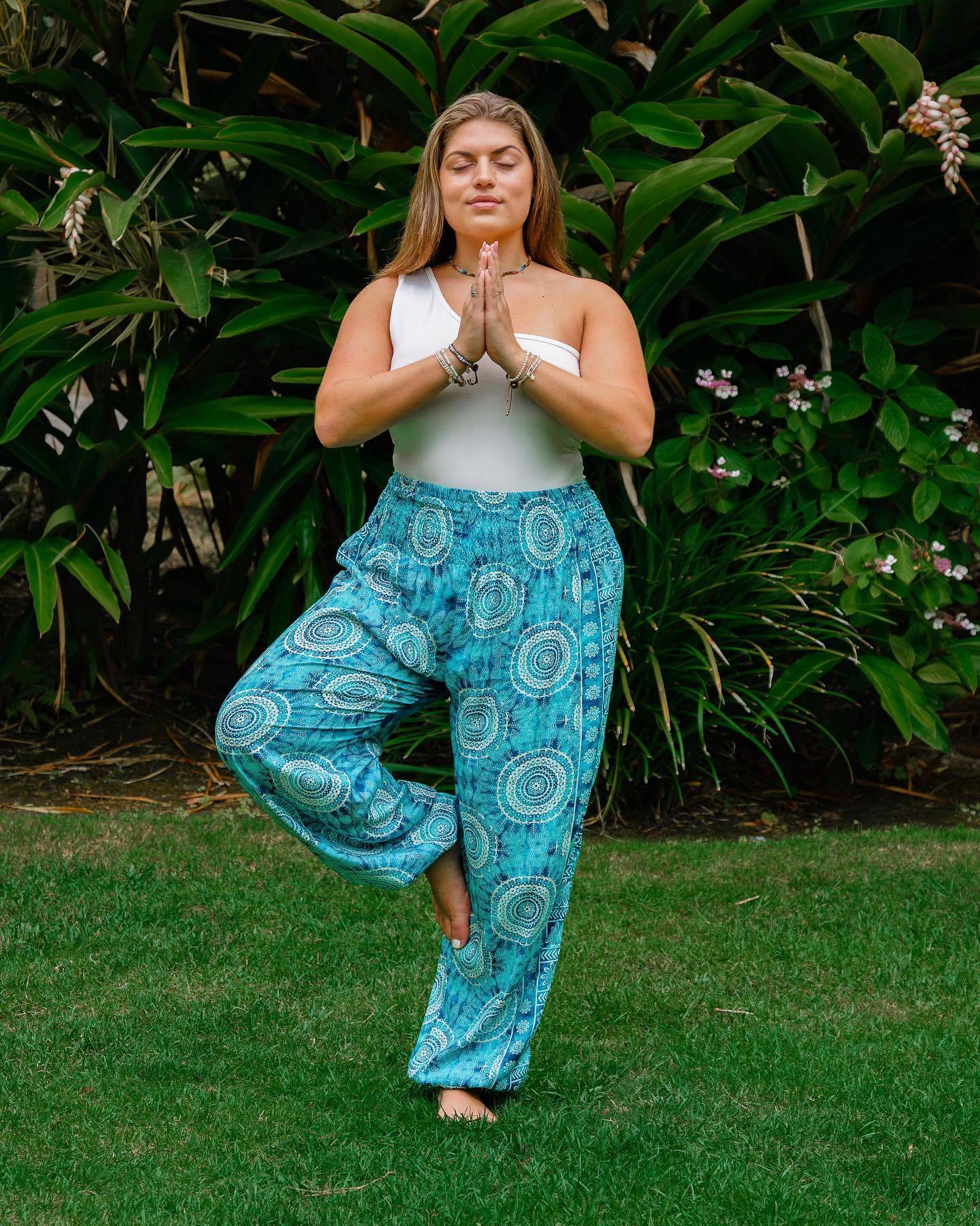 Ella Halikas's feet