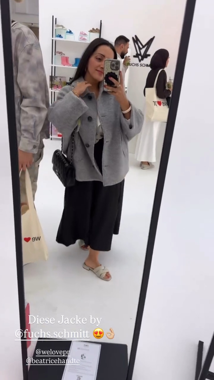 Elmira Rafizadeh's feet