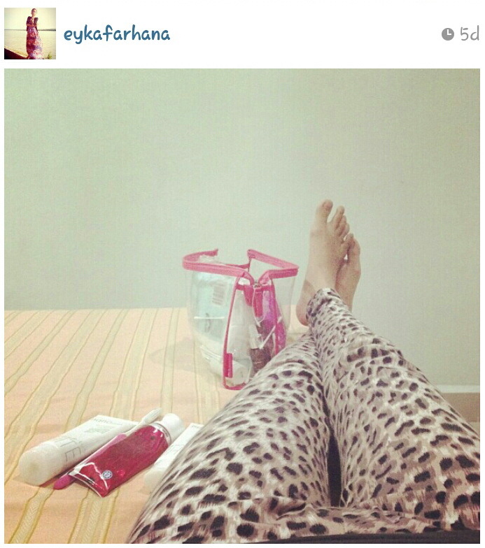 Eyka Farhana's feet