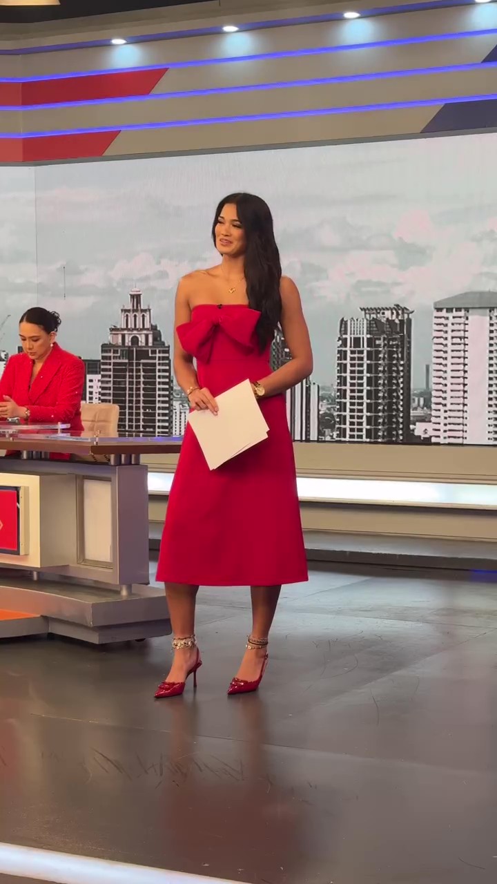 Fifi Sharma's feet