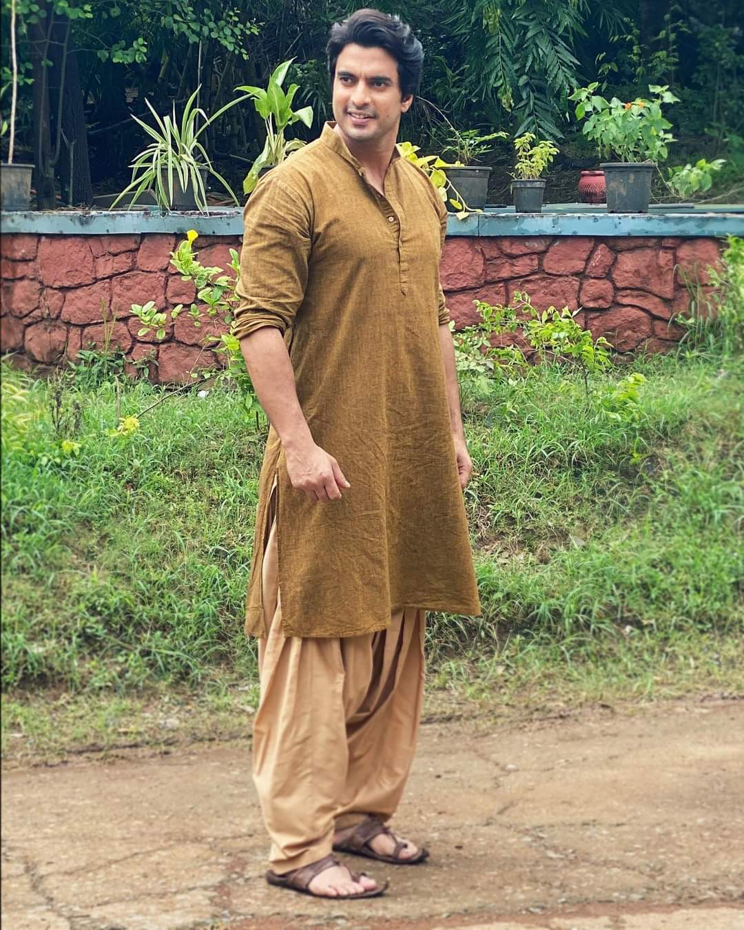 Gashmeer Mahajani's feet