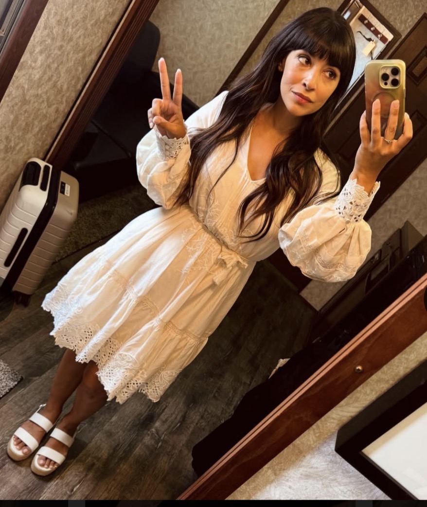 Hannah Simone's feet