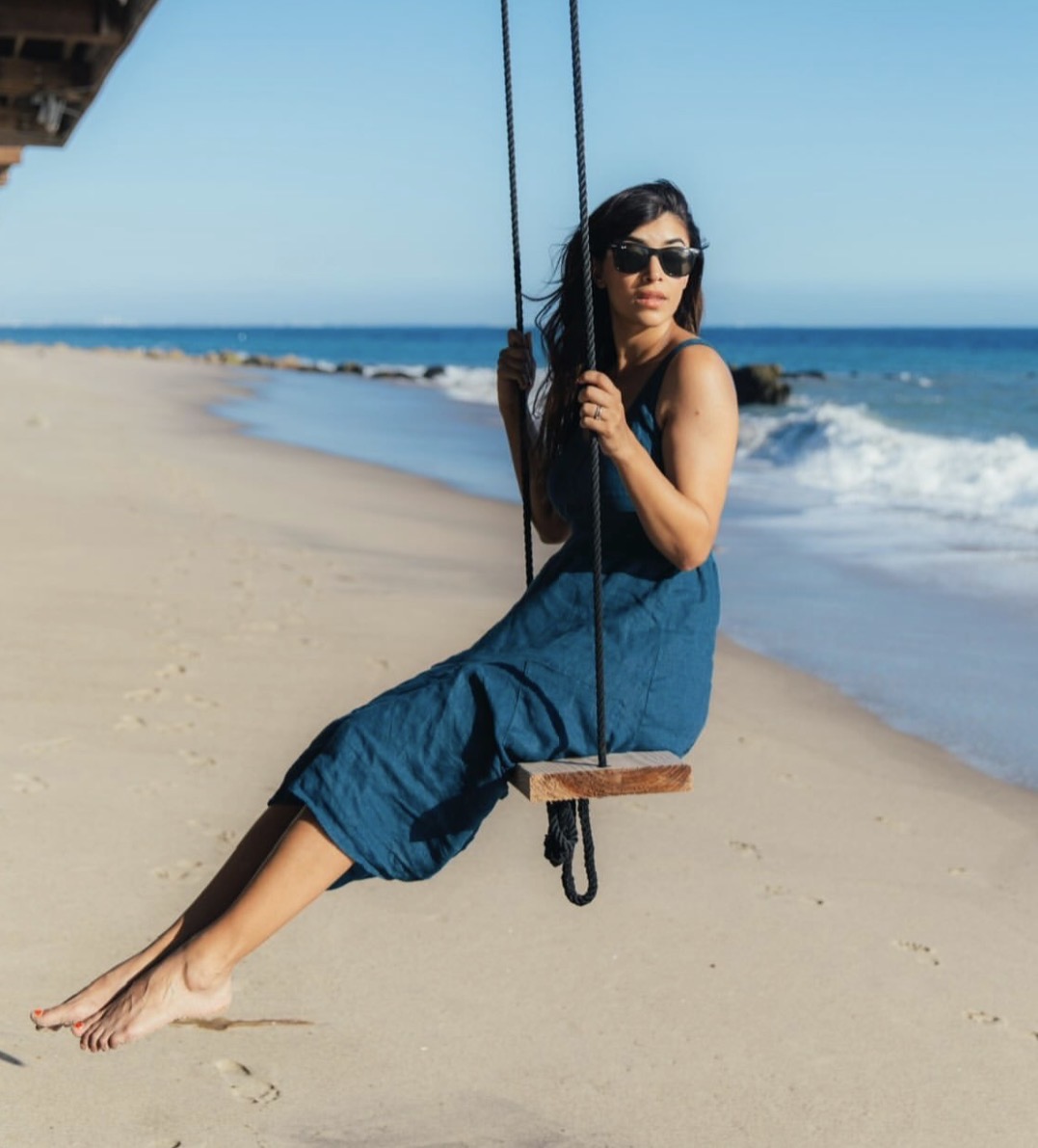 Hannah Simone's feet