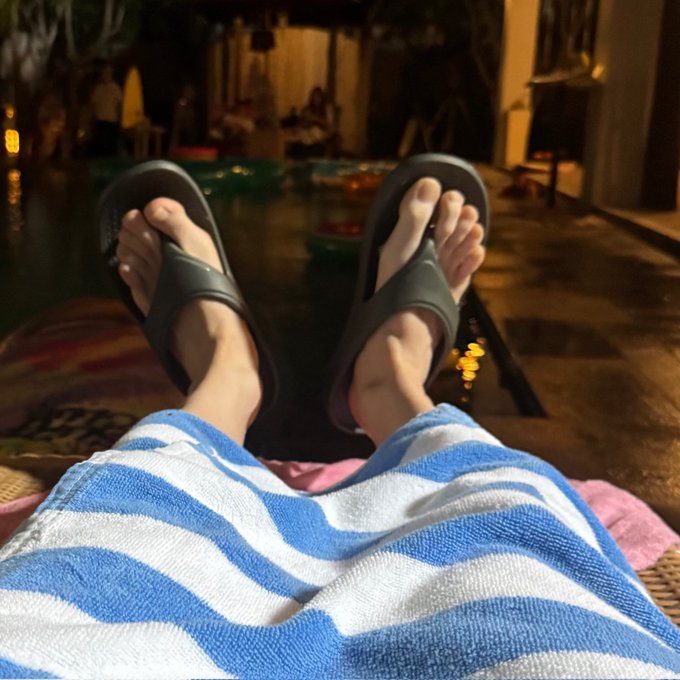 Hirose Ryo's feet