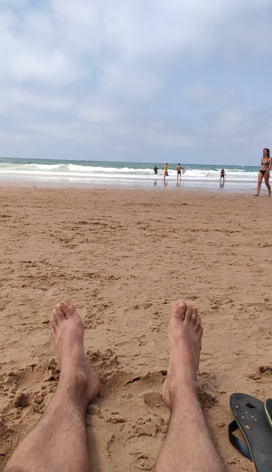 Hugo Clément's feet