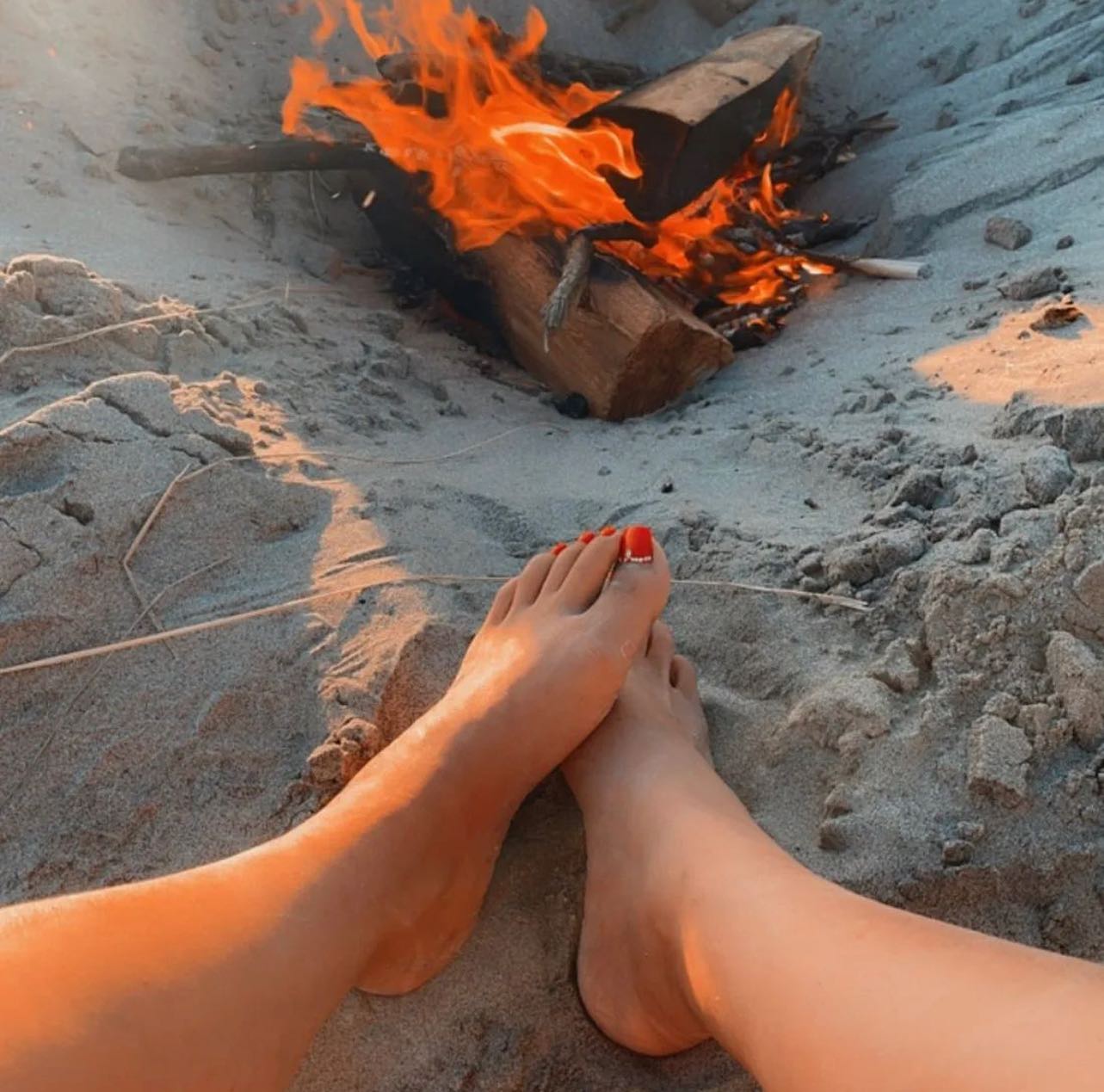 Jasmine Mendez's feet