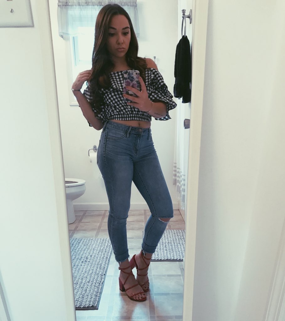 Jennel Garcia's feet