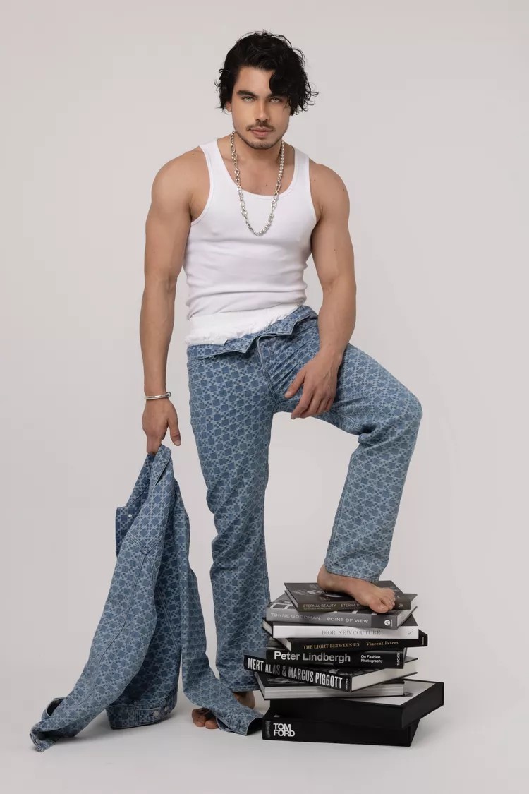 Josh Gutiérrez's feet