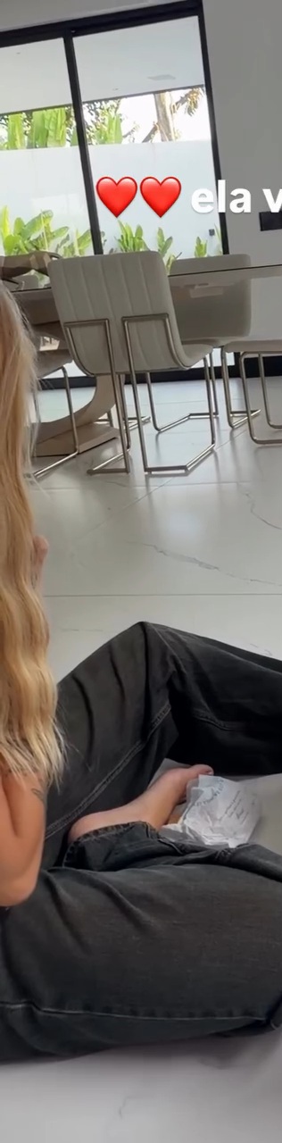 Karoline Lima's feet