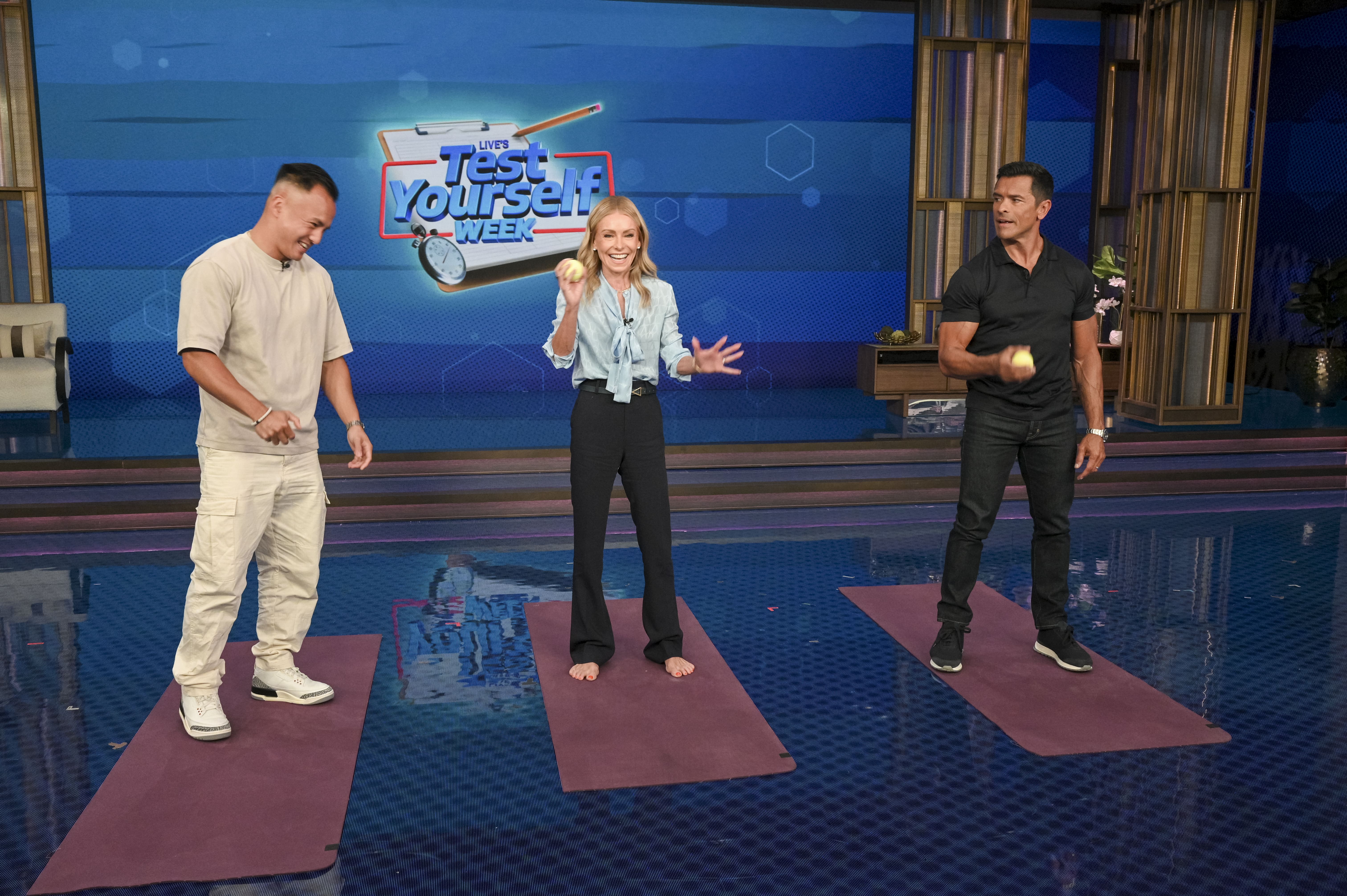 Kelly Ripa's feet