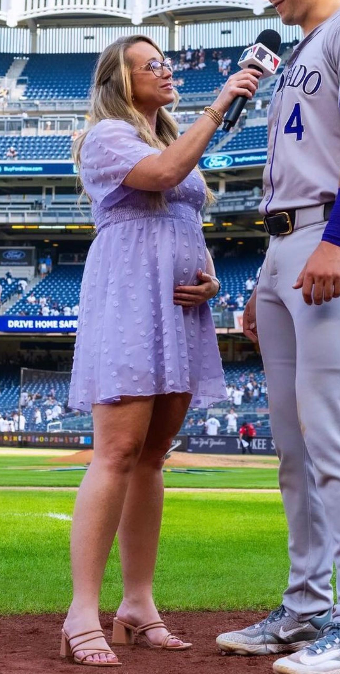 Kelsey Wingert's feet