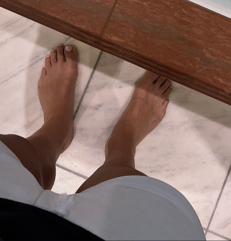 Klara Bühls Feet 6826
