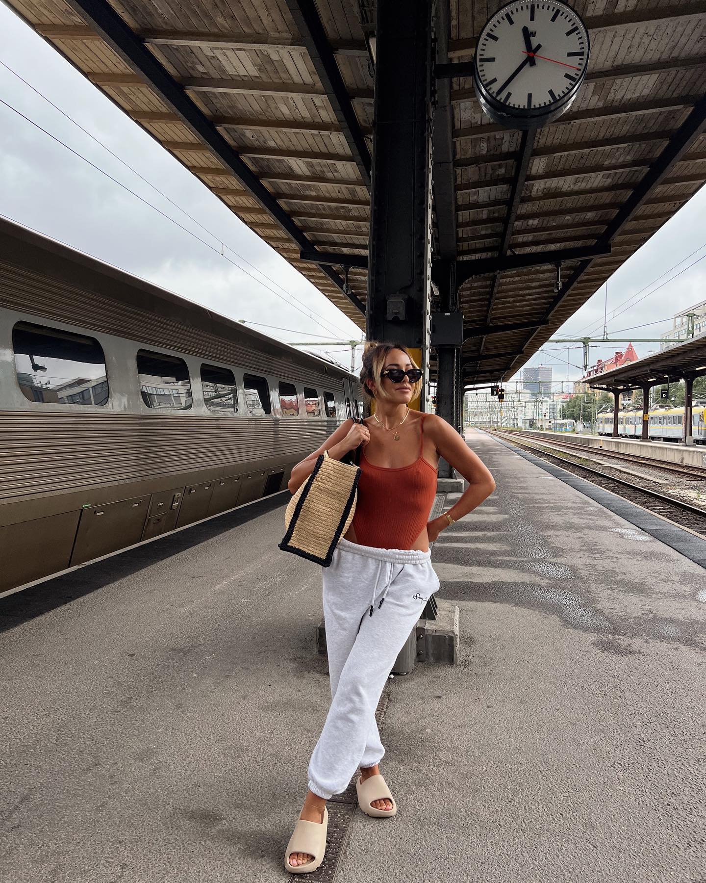 Klara Elvgren's feet