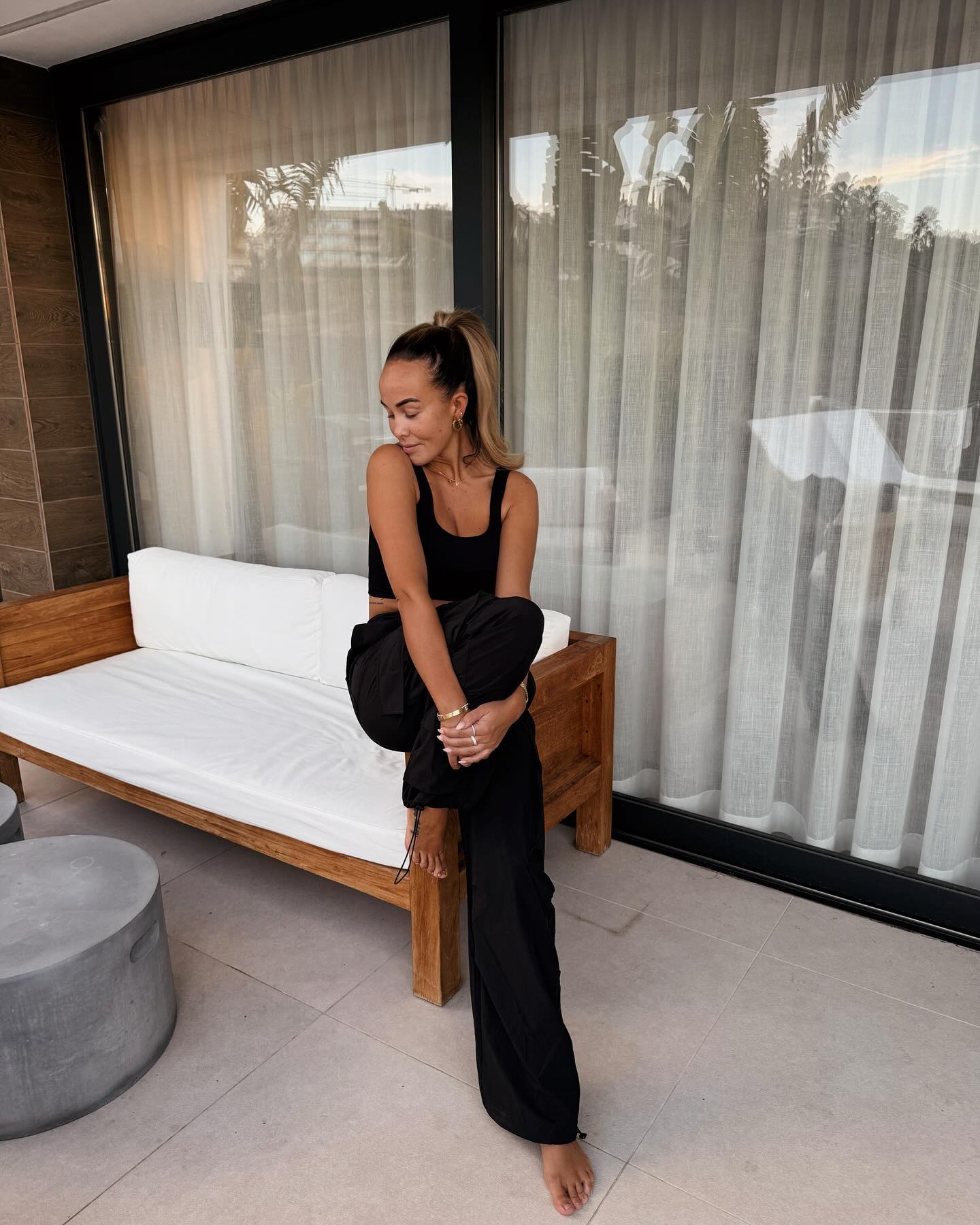 Klara Elvgren's feet