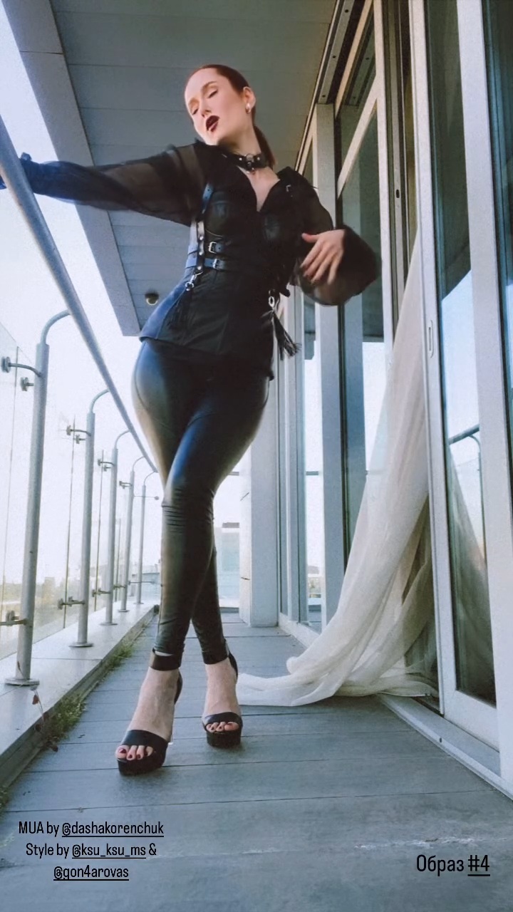 Kseniia Komkova's feet