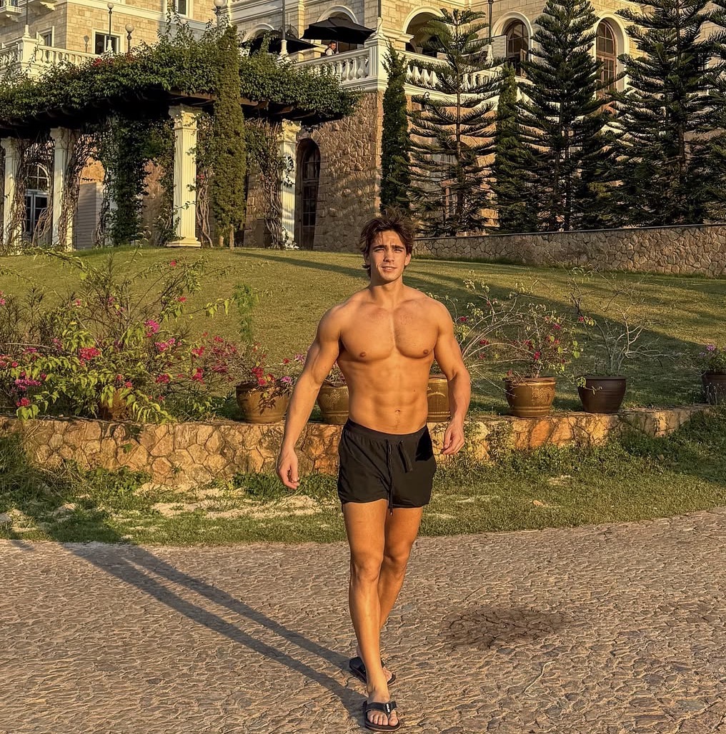 Kyle Kuznik's feet