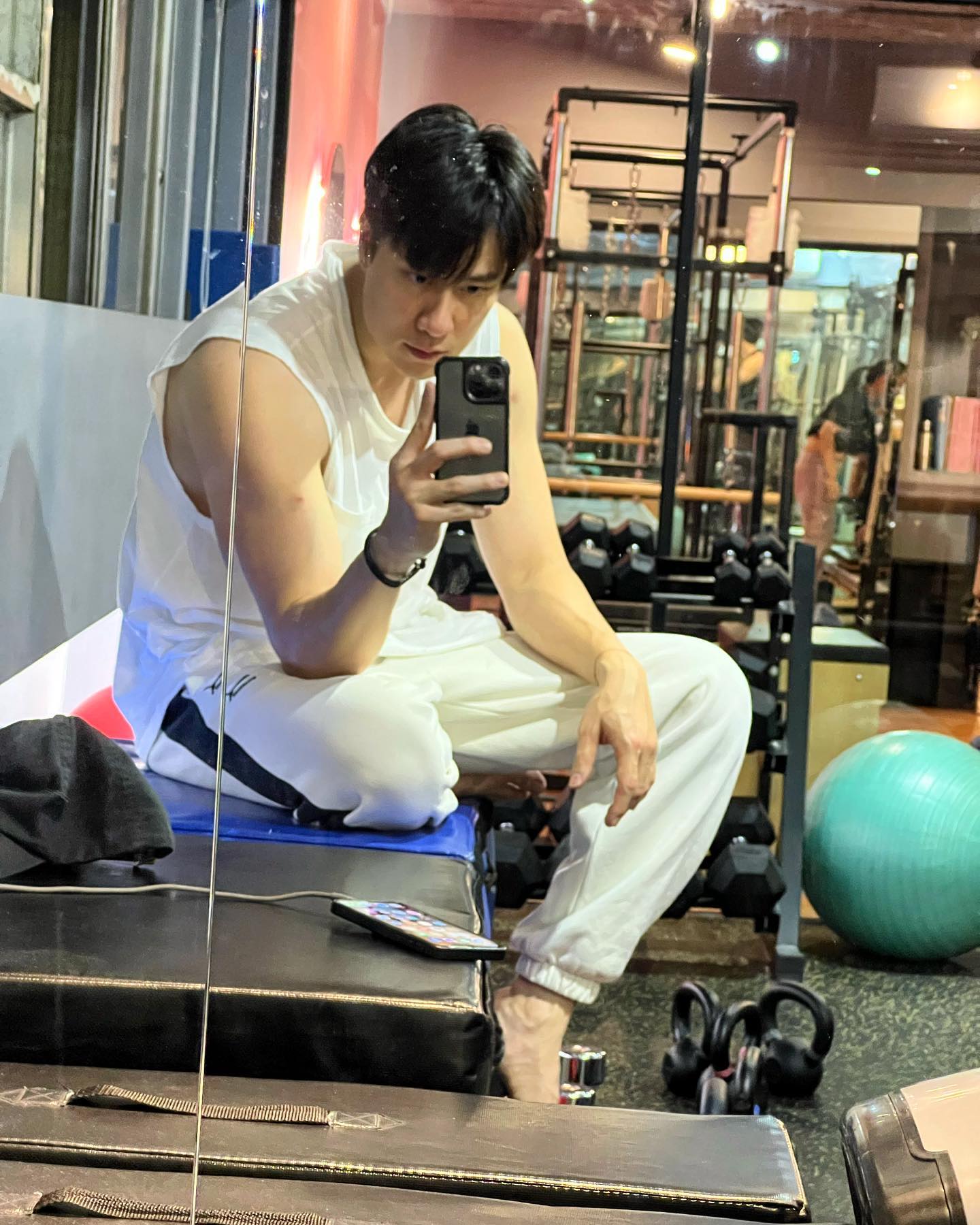 Lawrence Liu's feet
