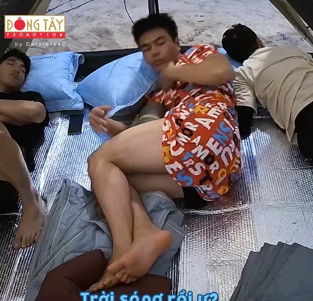 Le Duong Bao Lam's feet