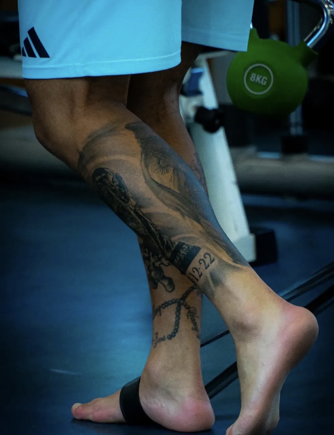 Leandro Paredes's feet